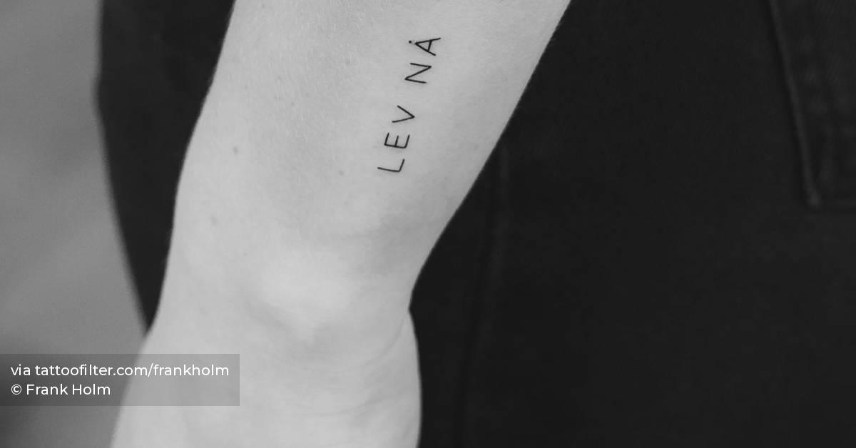 "Lev nå" lettering tattoo located on the wrist.