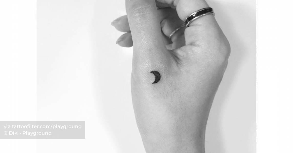 Crescent moon tattoo done on the hand.