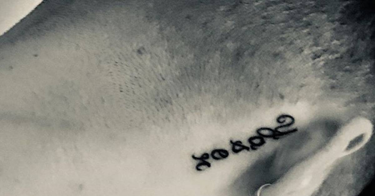 Yaser, written in cursive behind Zayn Malik's right