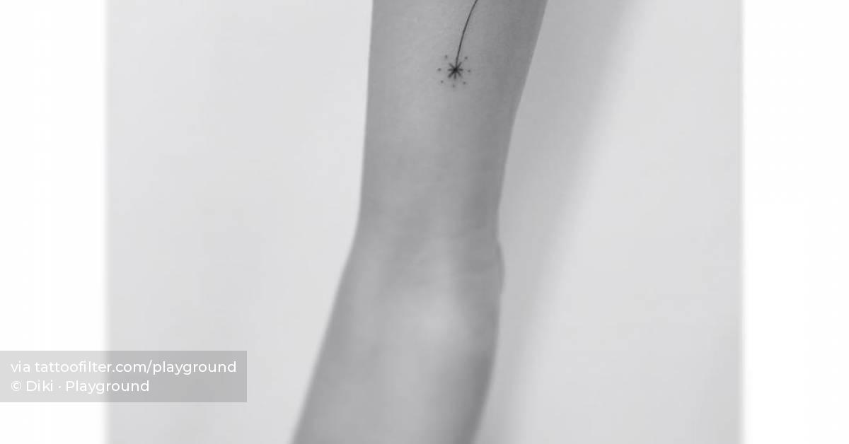 Tattoo of a minimalistic shooting star located on the