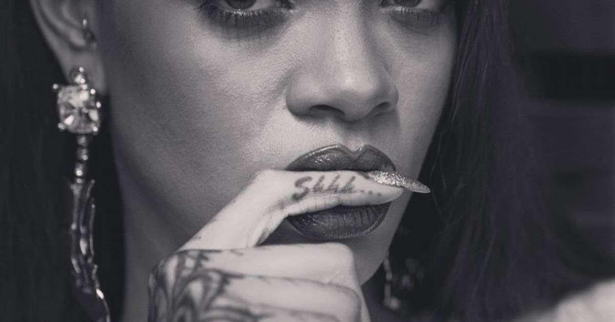 Tatuaje en el dedo que dice "Shhh..." y tatuaje tribal