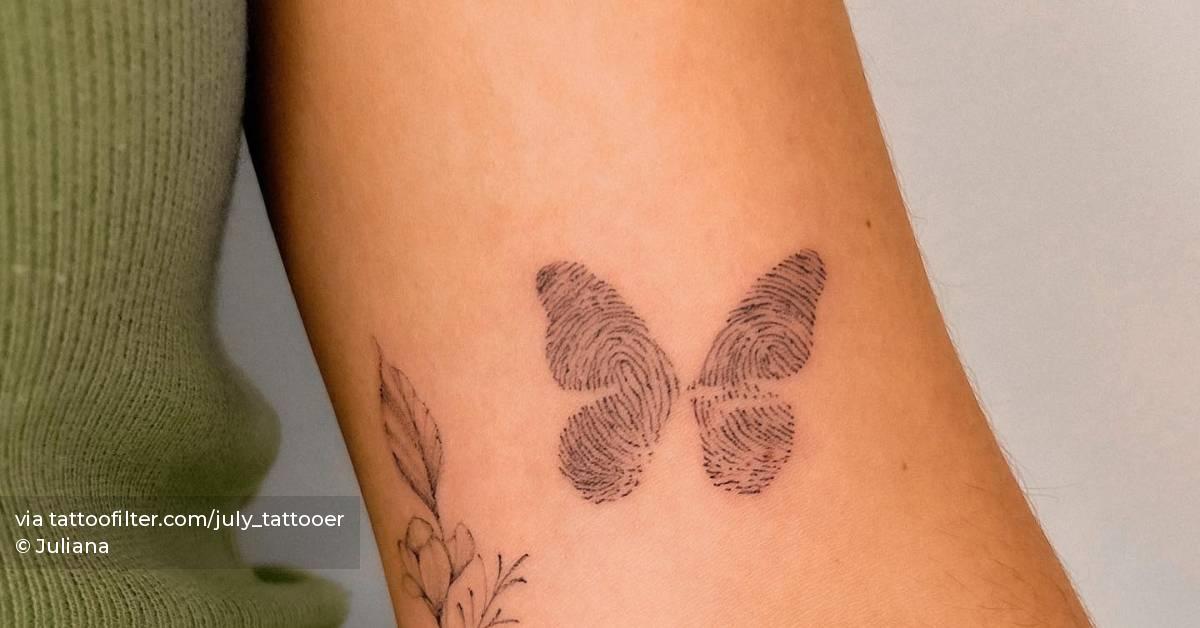 Tatuagem de borboleta formada pelas digitais dos pais.