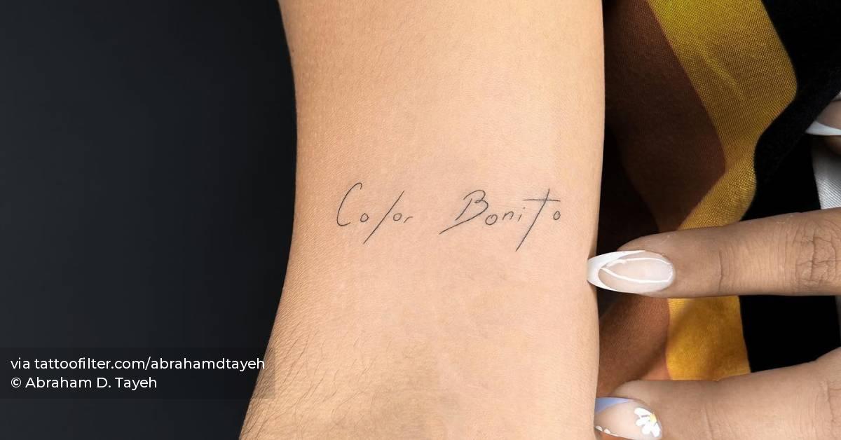 "Colo bonito" lettering tattoo located on the bicep.