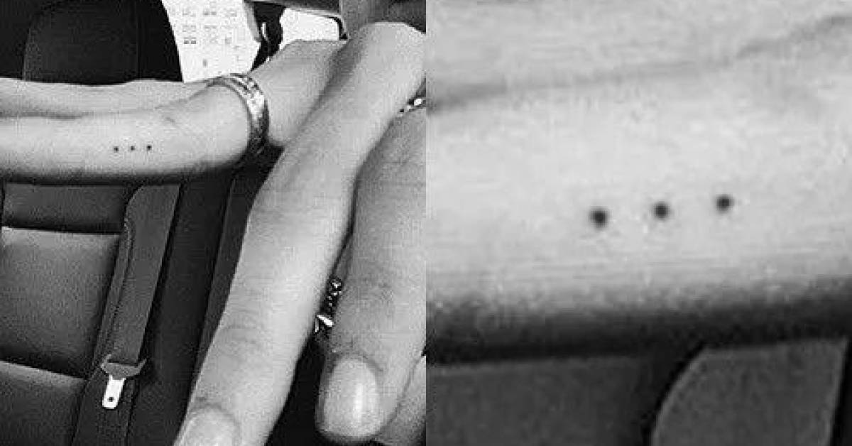 Ellipsis tattoo located on Hailey Bieber's finger,