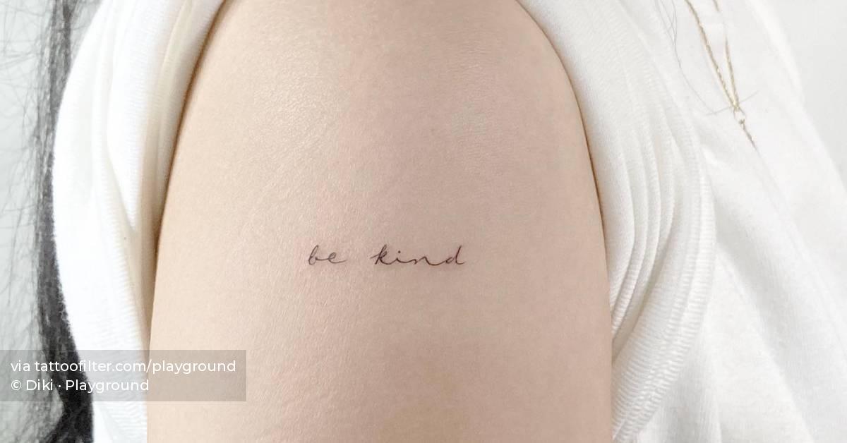 Tattoo that says "be kind" handwritten on the upper