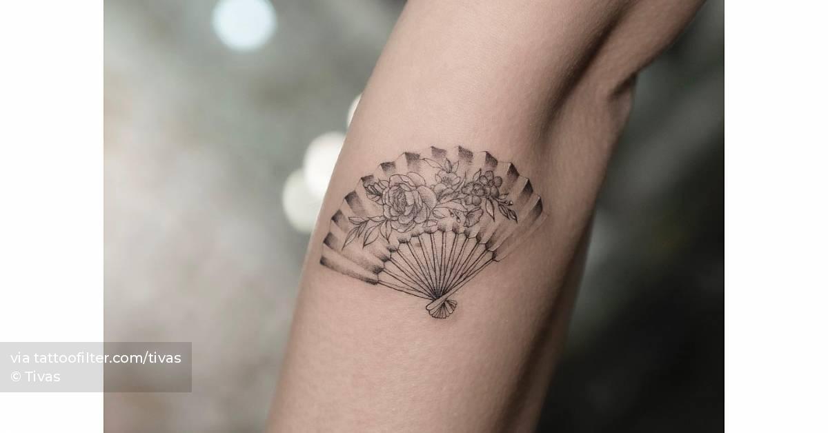 Micro-realistic hand fan tattoo done on the forearm.