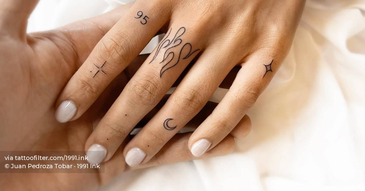 Minimalistic finger tats.