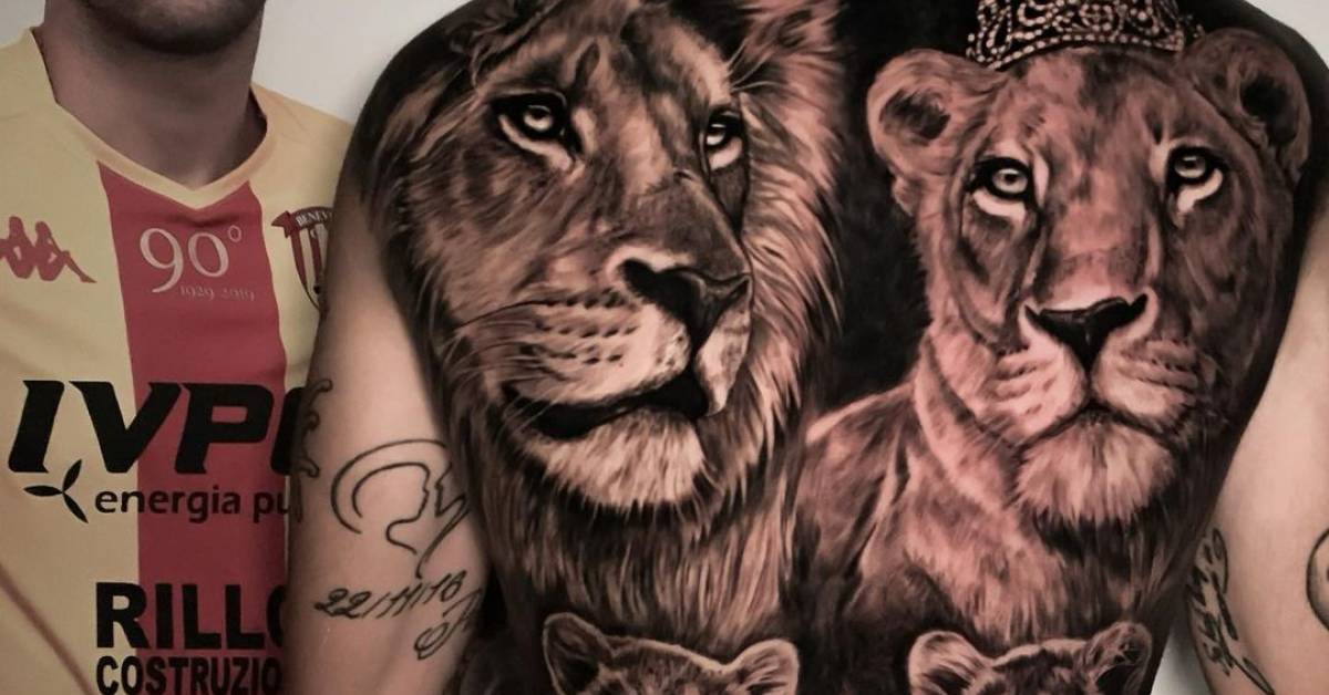 Lion family backpiece tattooed on Roberto Insigne.