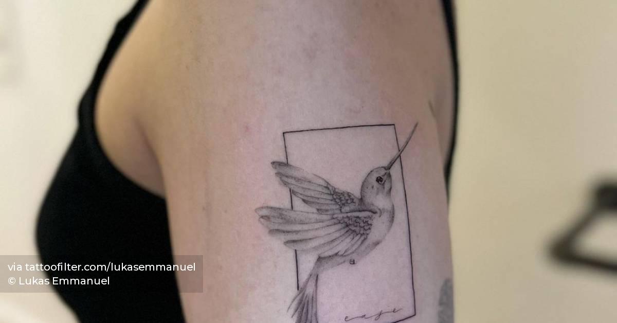 Micro-realistic hummingbird tattoo located on the upper