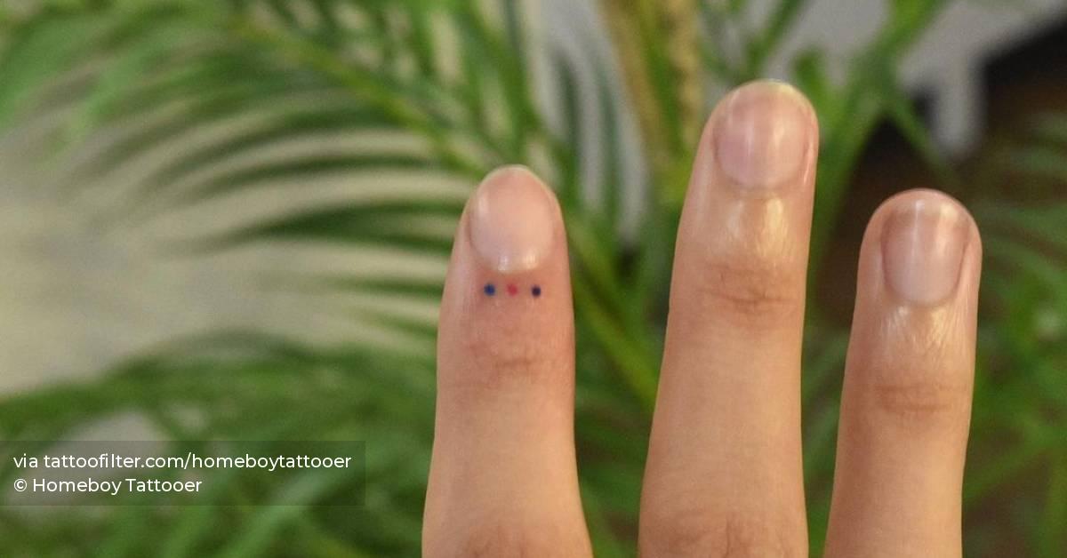Minimalist ring and dots tattoo on the fingers.