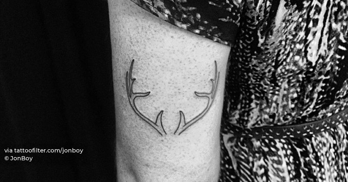 Minimalistic style antlers tattoo done on the tricep.