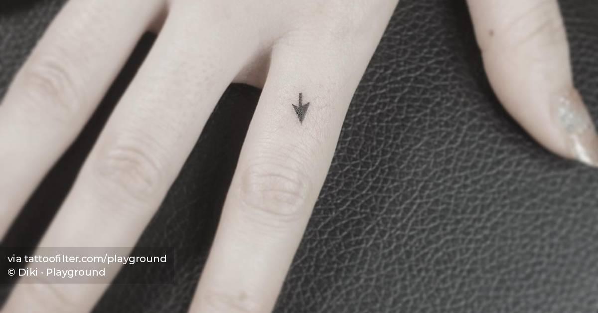 Cursor default tattooed on the finger, minimalistic