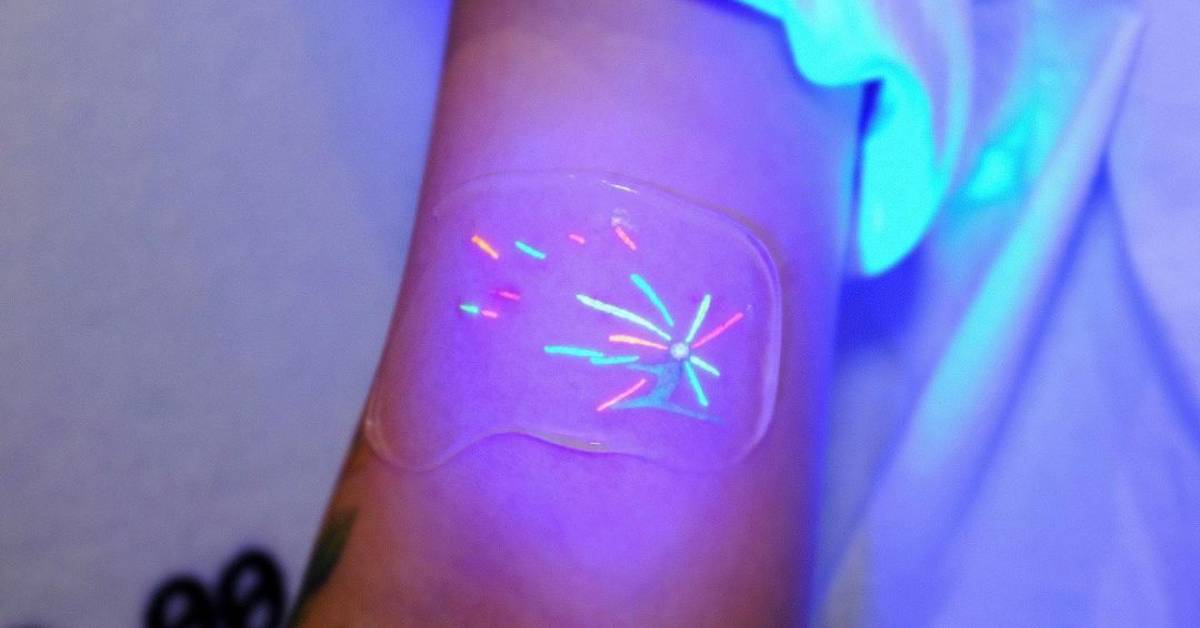 Howl's shooting star tattoo in UV ink.