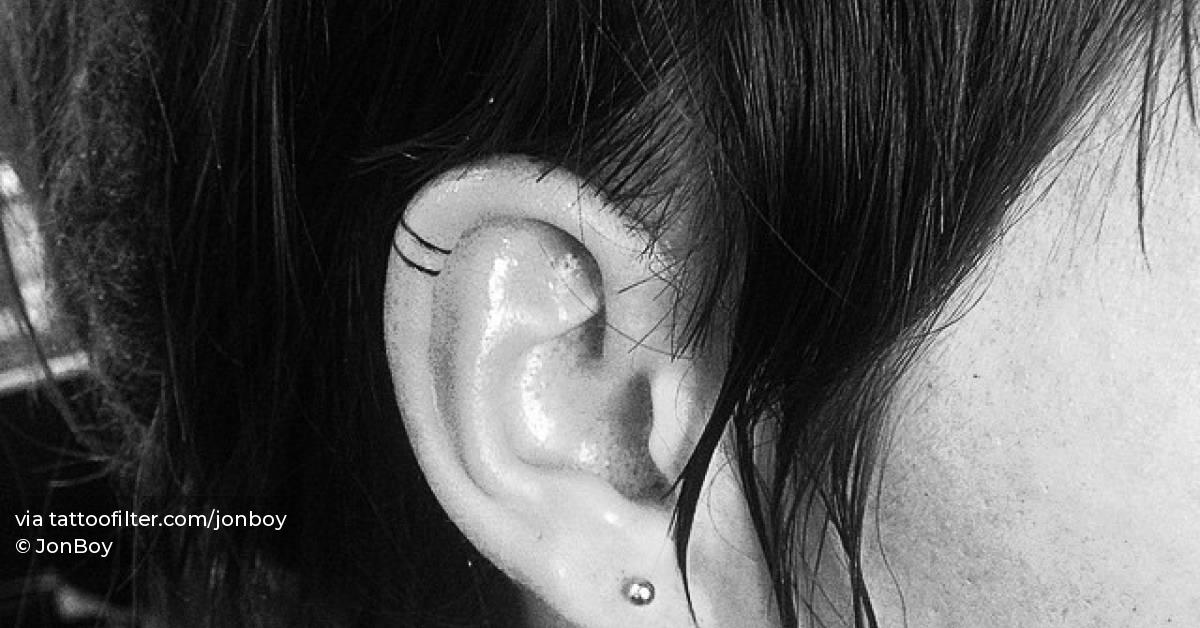 Minimalistic style lines tattooed on the ear helix.