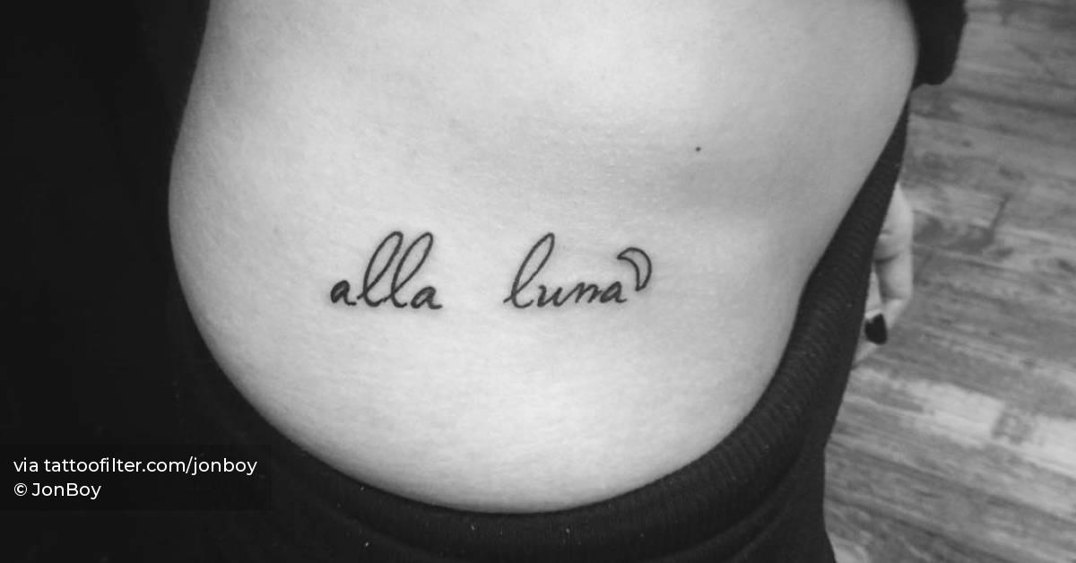 "Alla luna" lettering tattoo placed on the hip.