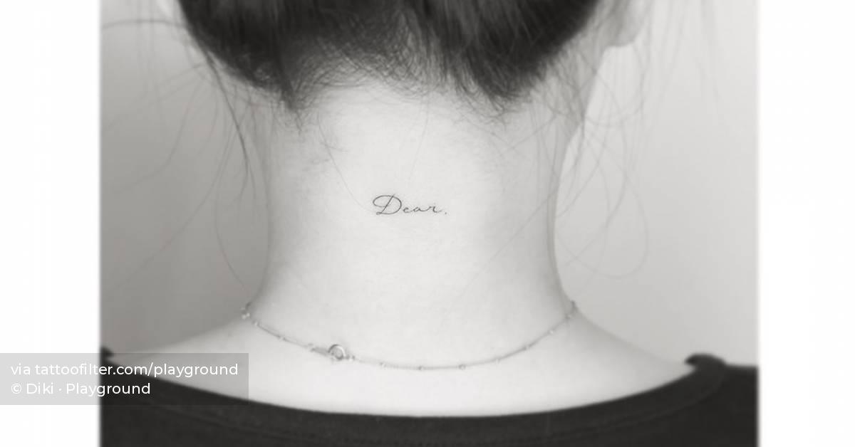 Tatto of the word "dear" handwritten on the back of the
