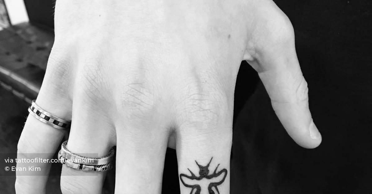 Bee tattoo located on Jakob Hetzer's finger,