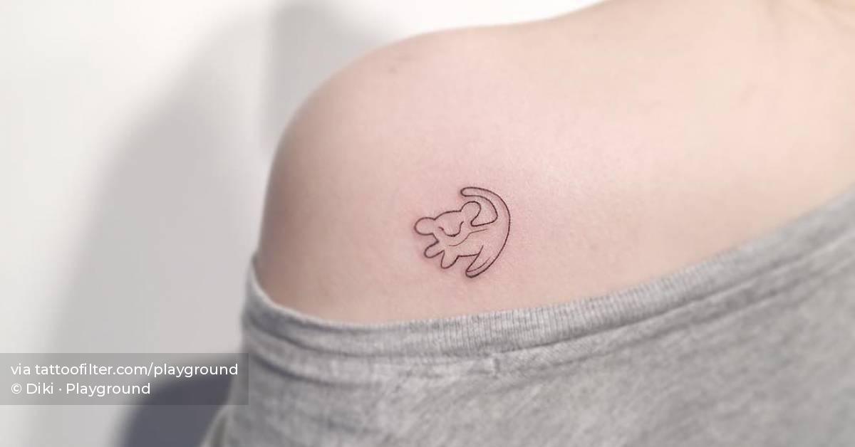 Little minimalistic Simba tattoo done on the shoulder