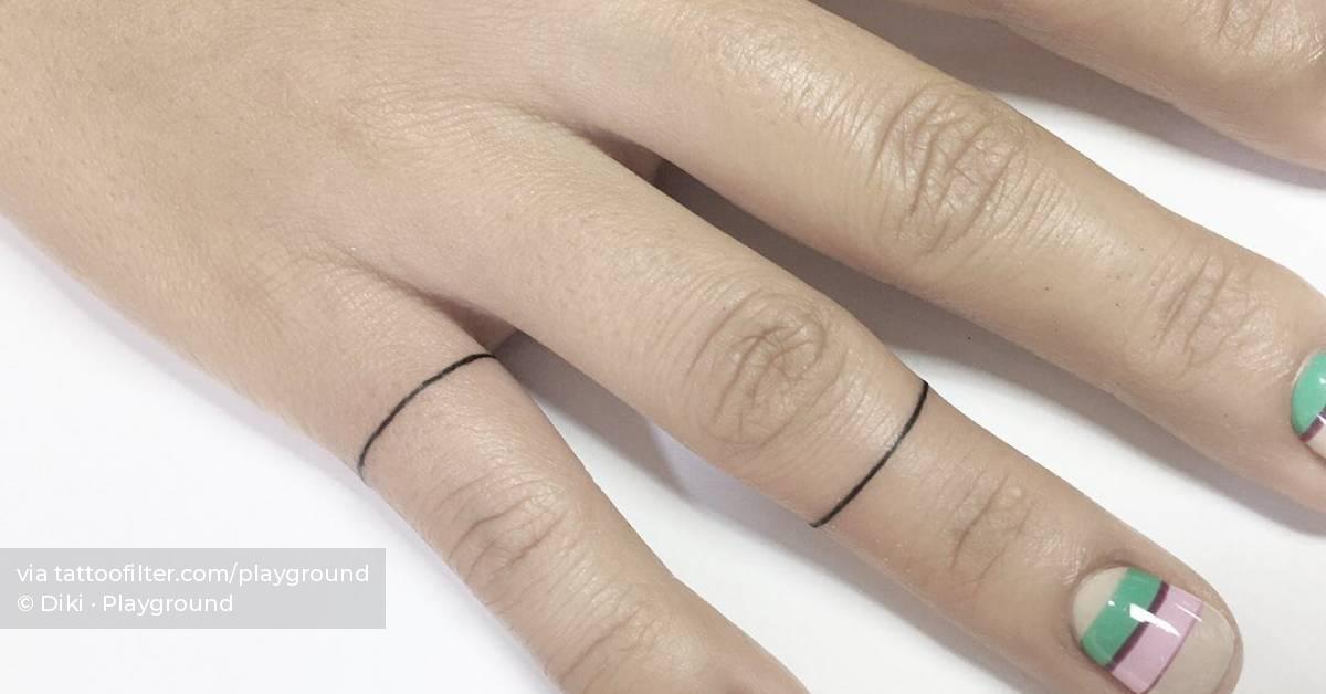Minimalistic little rings tattooed on the fingers.
