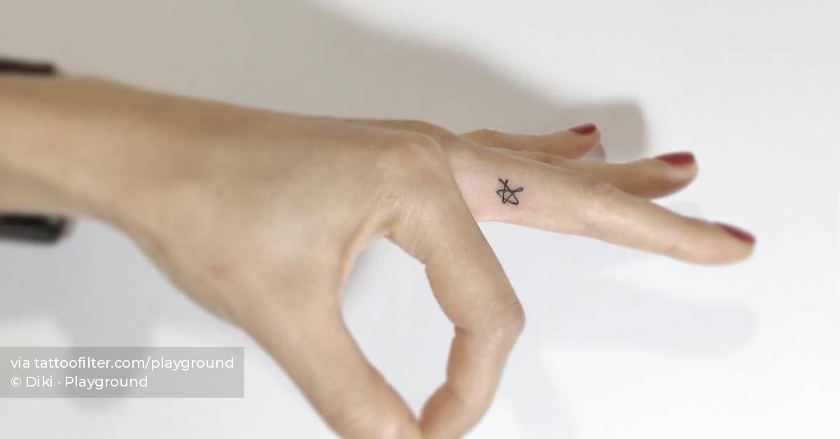 Minimalistic tiny star tattoo placed on the finger.