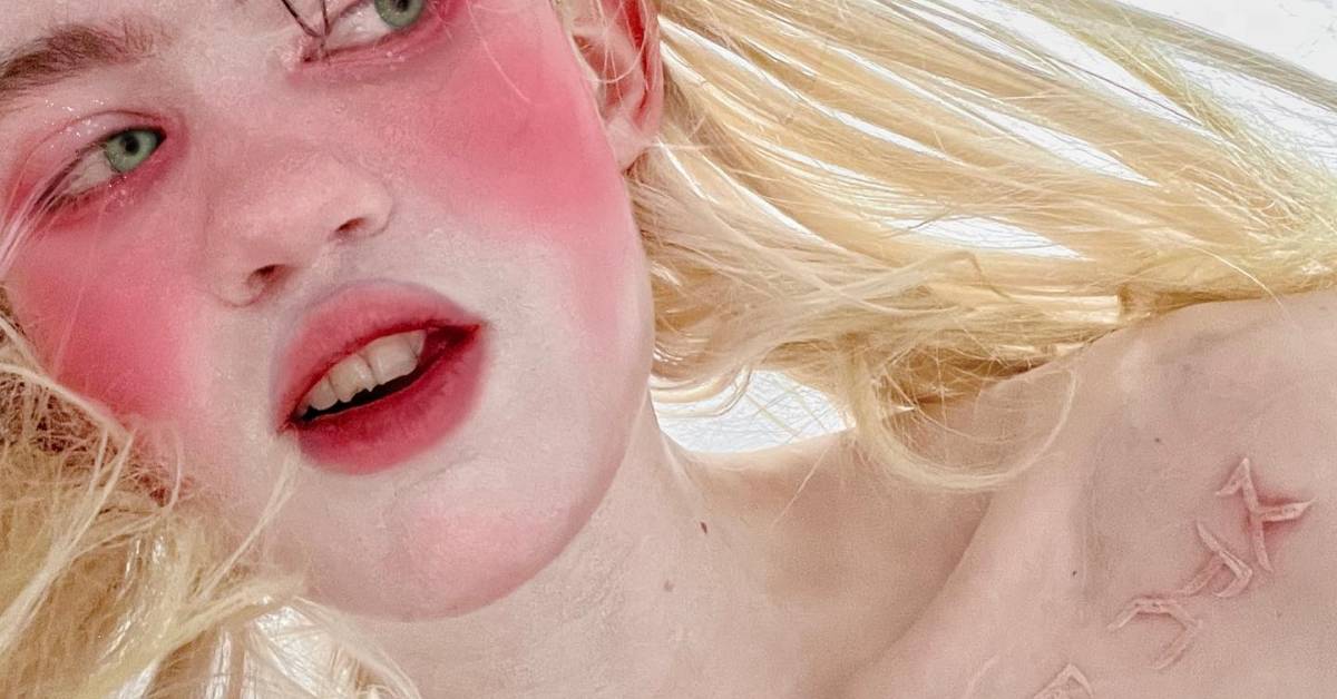 Alien scars tattoo located on Grimes' collarbone.