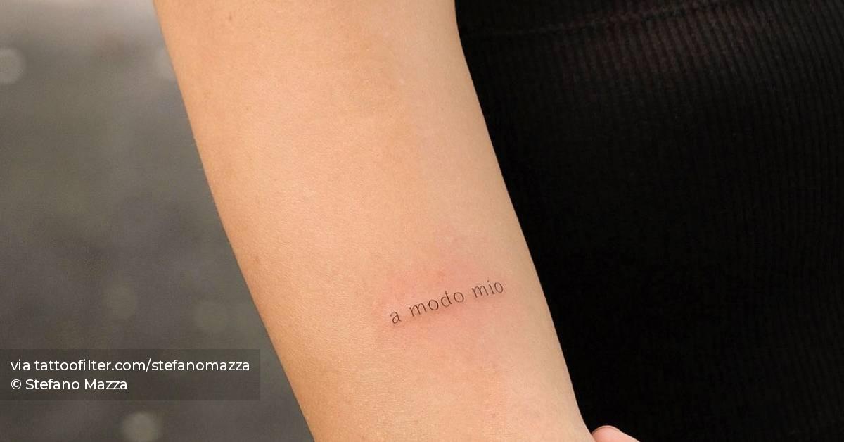 "A modo mio" lettering tattoo done on the upper arm.
