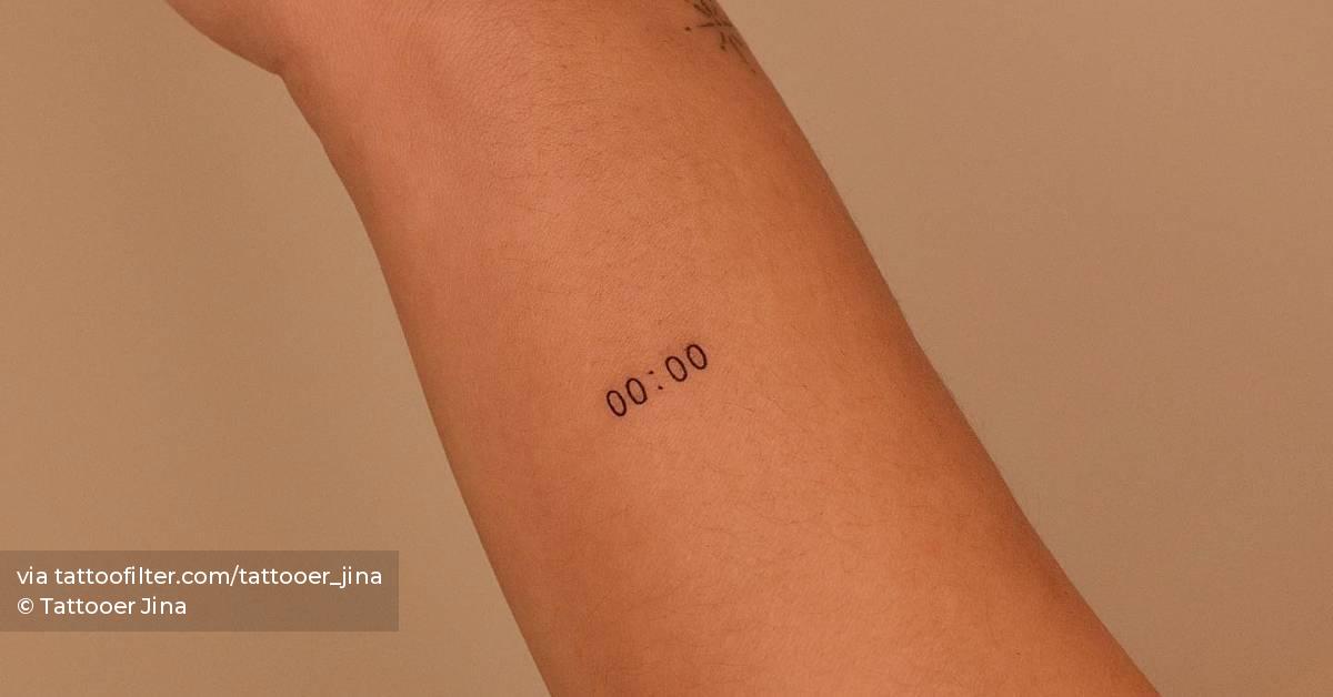 Little hour tattoo done on the wrist.