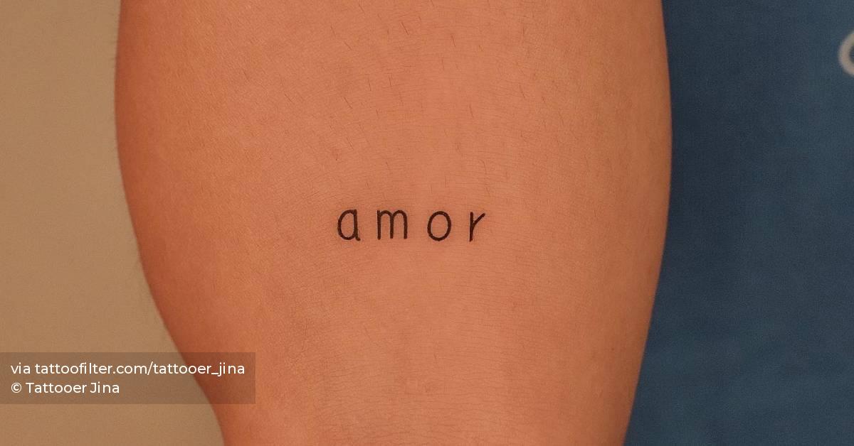 Tattoo of the word "amor" placed on the forearm.
