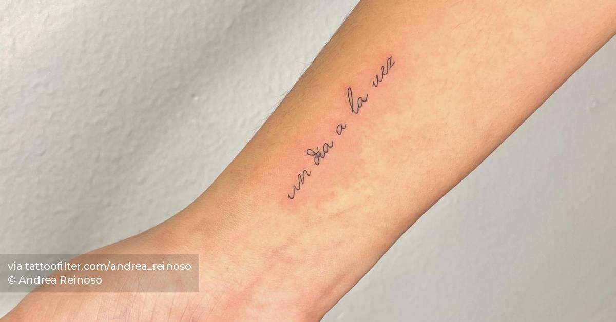 "Un dia a la vez" lettering tattoo handwritten on the