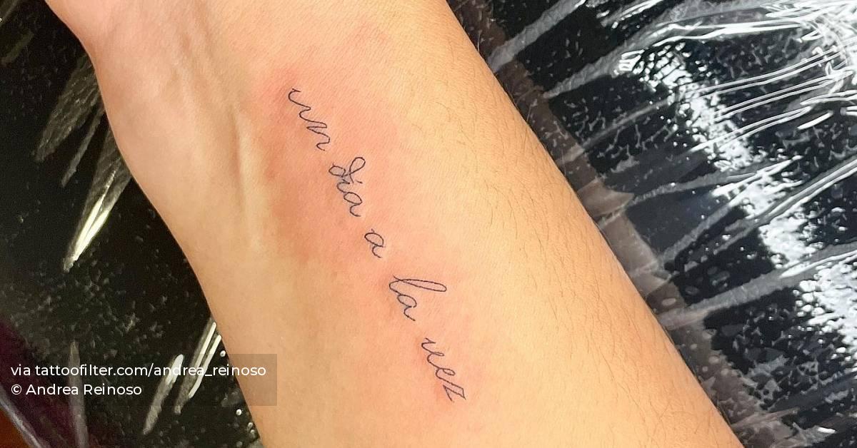 "Un dia a la vez" lettering tattoo handwritten on the
