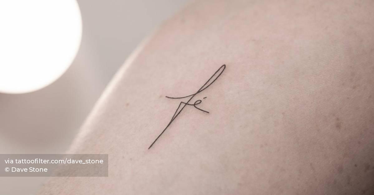 "Fé" lettering tattoo in the shape of a cross.