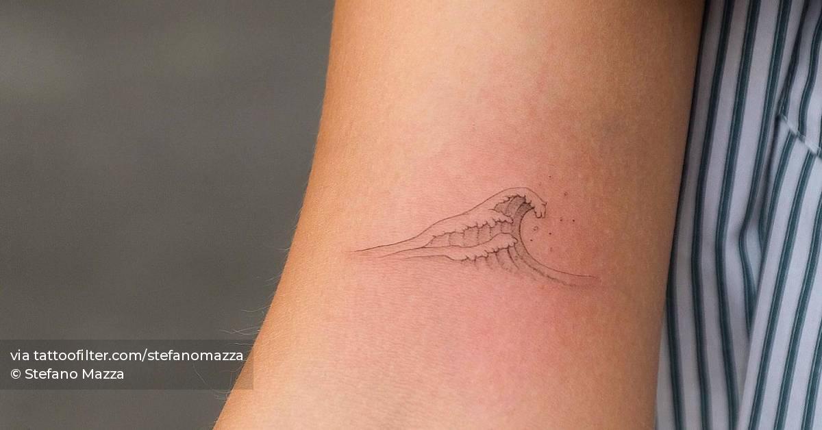 Single needle wave tattoo done on the bicep.
