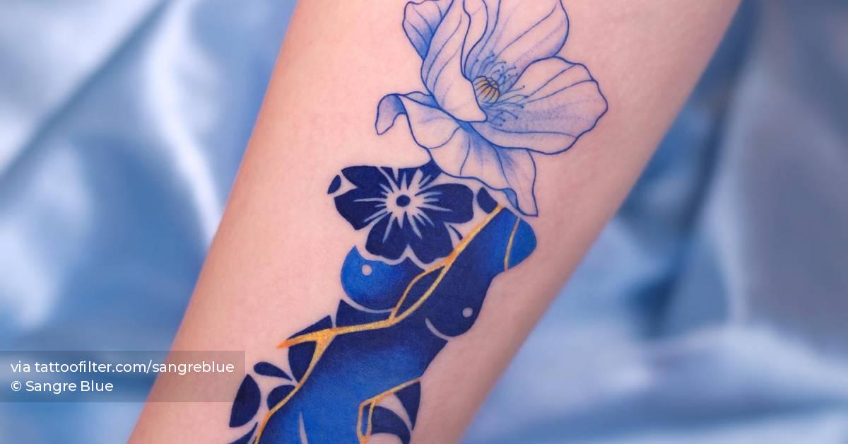 Kintsugi 'Venus de Milo' and flower tattoo located on