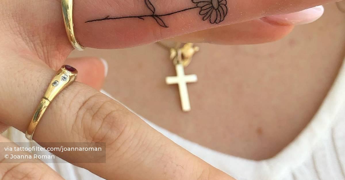 Daisy flower tattoo located on Amalia Williamson's