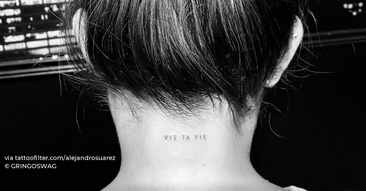 "Vis ta vie" lettering tattoo handwritten on the back