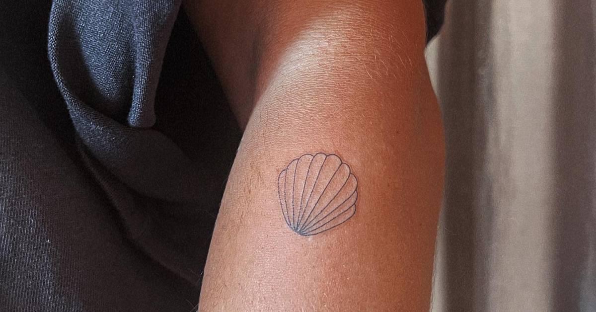 Minimalistic scallop shell tattoo done on the forearm.