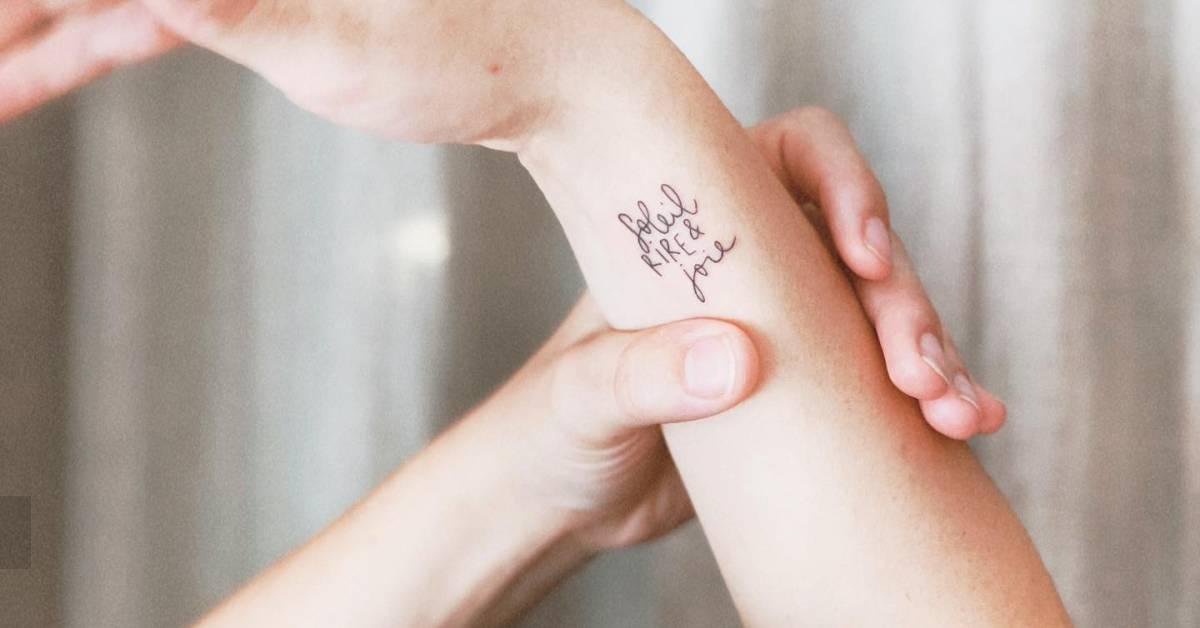 "Soleil, rire et joie" lettering tattoo handwritten on
