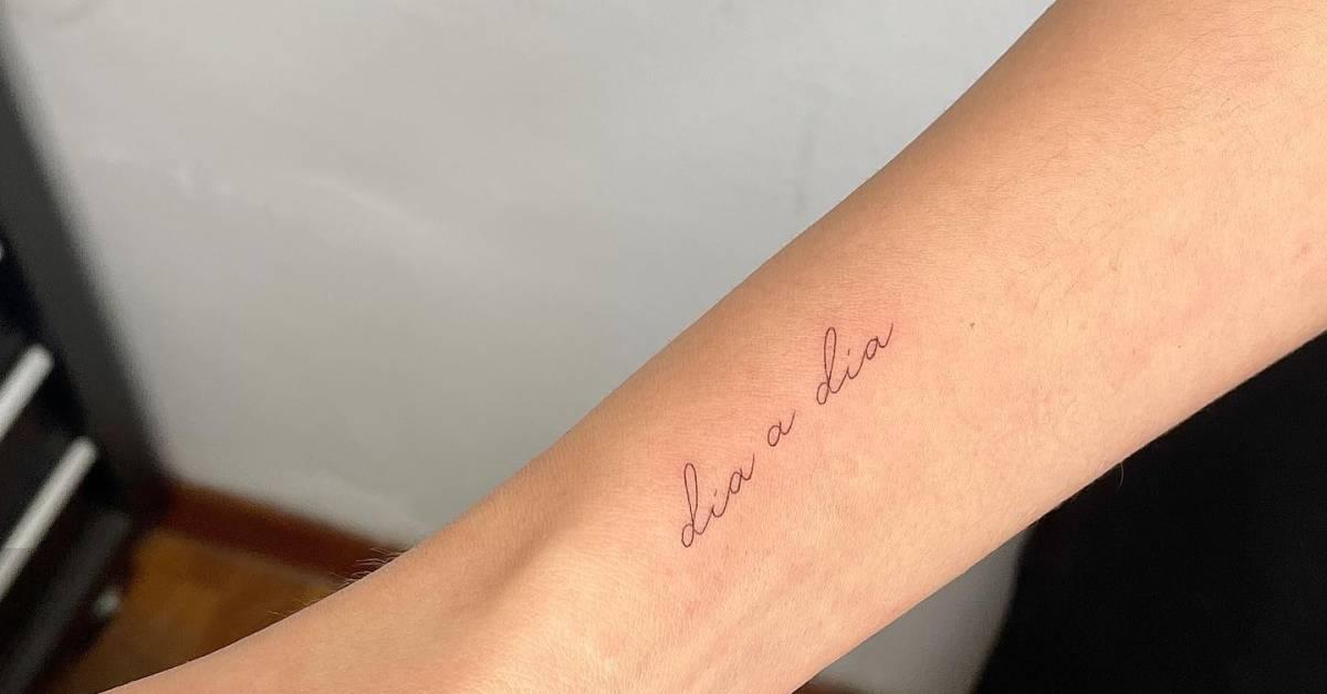 "Dia a dia" lettering tattoo placed on the wrist.