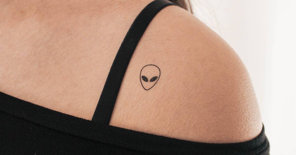 Small alien head temporary tattoo done on the shoulder.