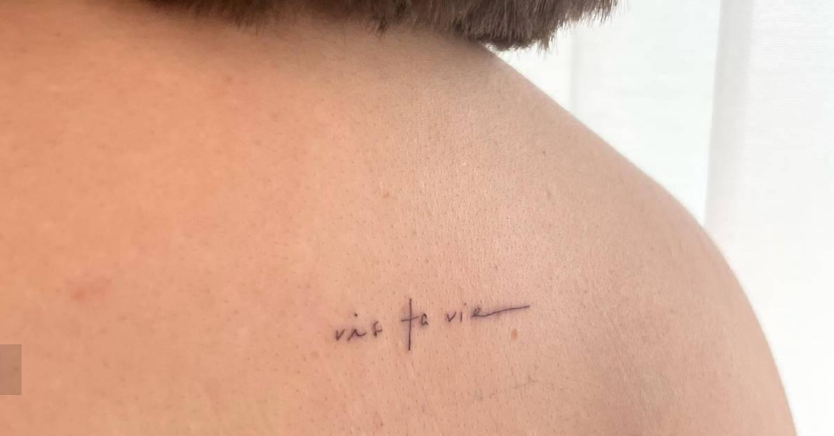 "Vis ta vie" lettering tattoo handwritten on the upper