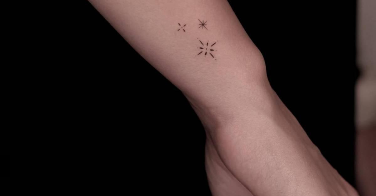 Minimalistic stars tattooed on the wrist.