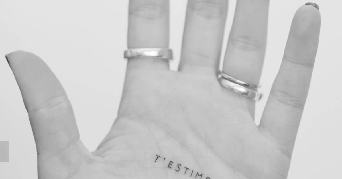 "T'estimo" lettering tattoo handwritten on the palm.
