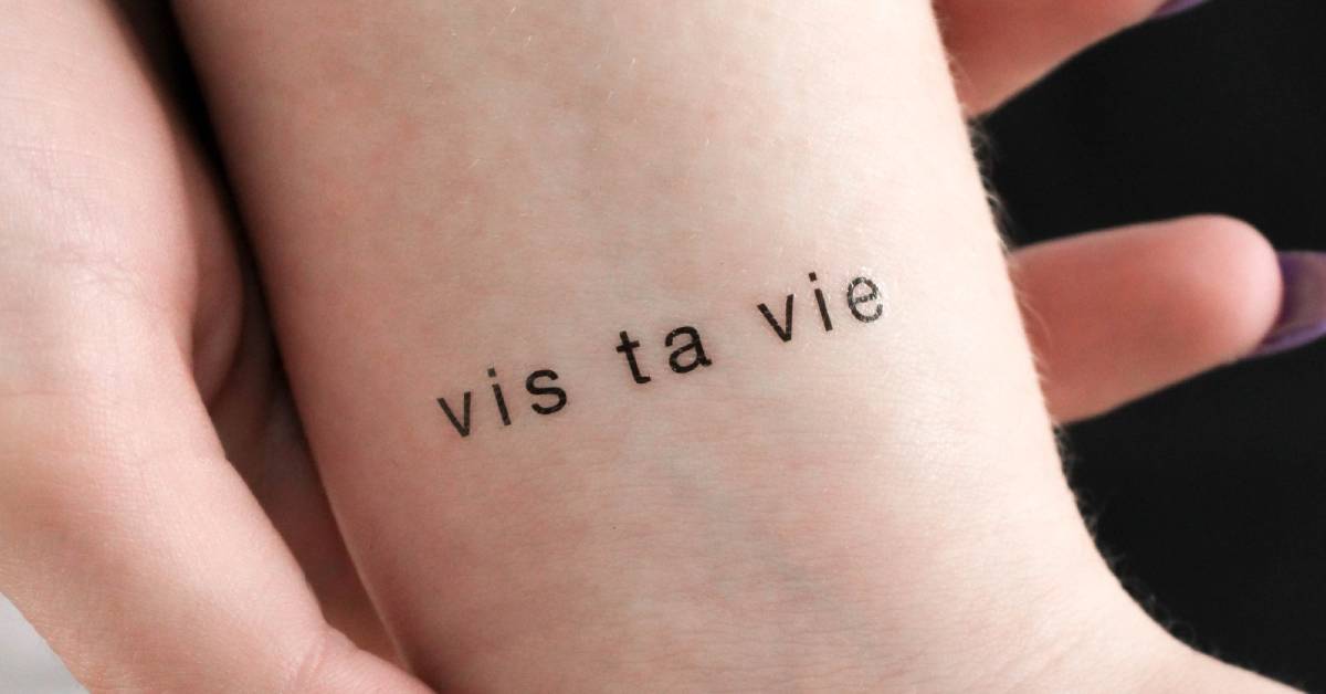 Sans serif font "vis ta vie" temporary tattoo