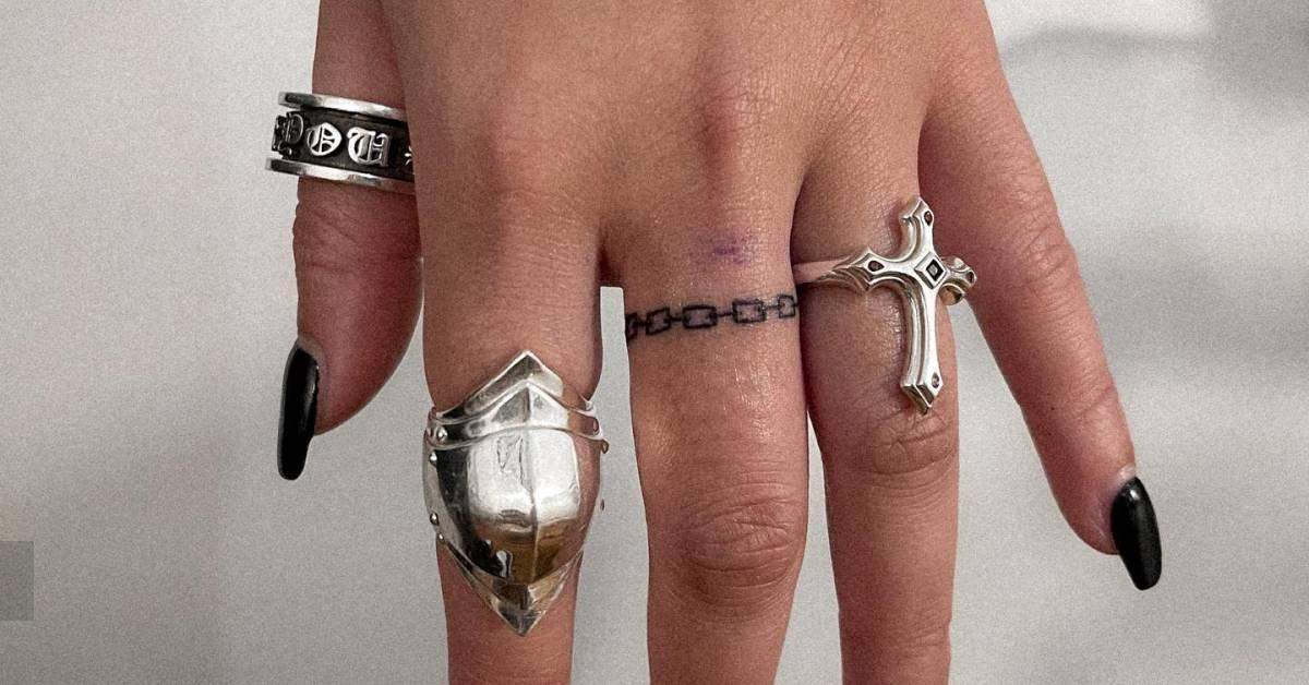 Minimalistic style little chain ring tattoo.