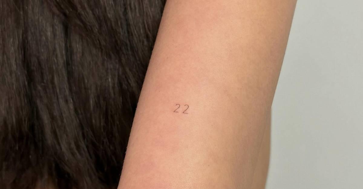 Little tattoo of the number "22" placed on the tricep.