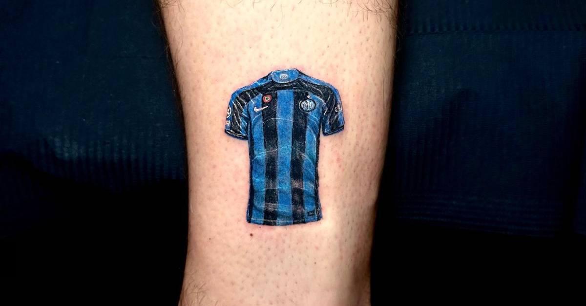 Inter Milan shirt tattooed on the ankle,
