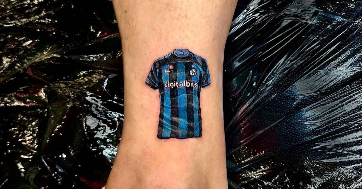 Inter Milan shirt tattooed on the ankle,