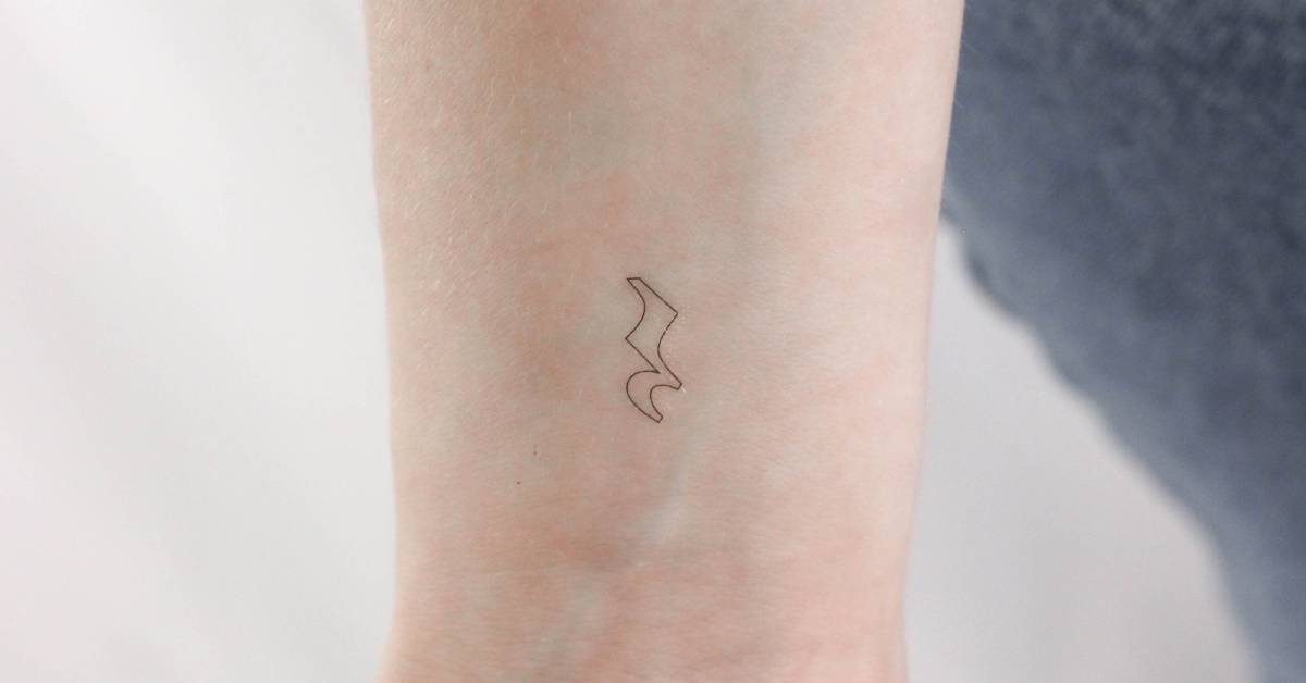 Fine line style crotchet rest temporary tattoo.