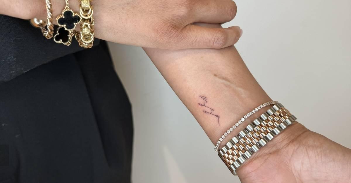 Lettering tattoo of the name "Azza" located on the