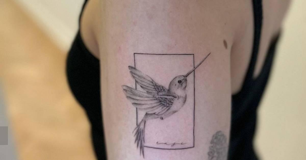 Micro-realistic hummingbird tattoo located on the upper